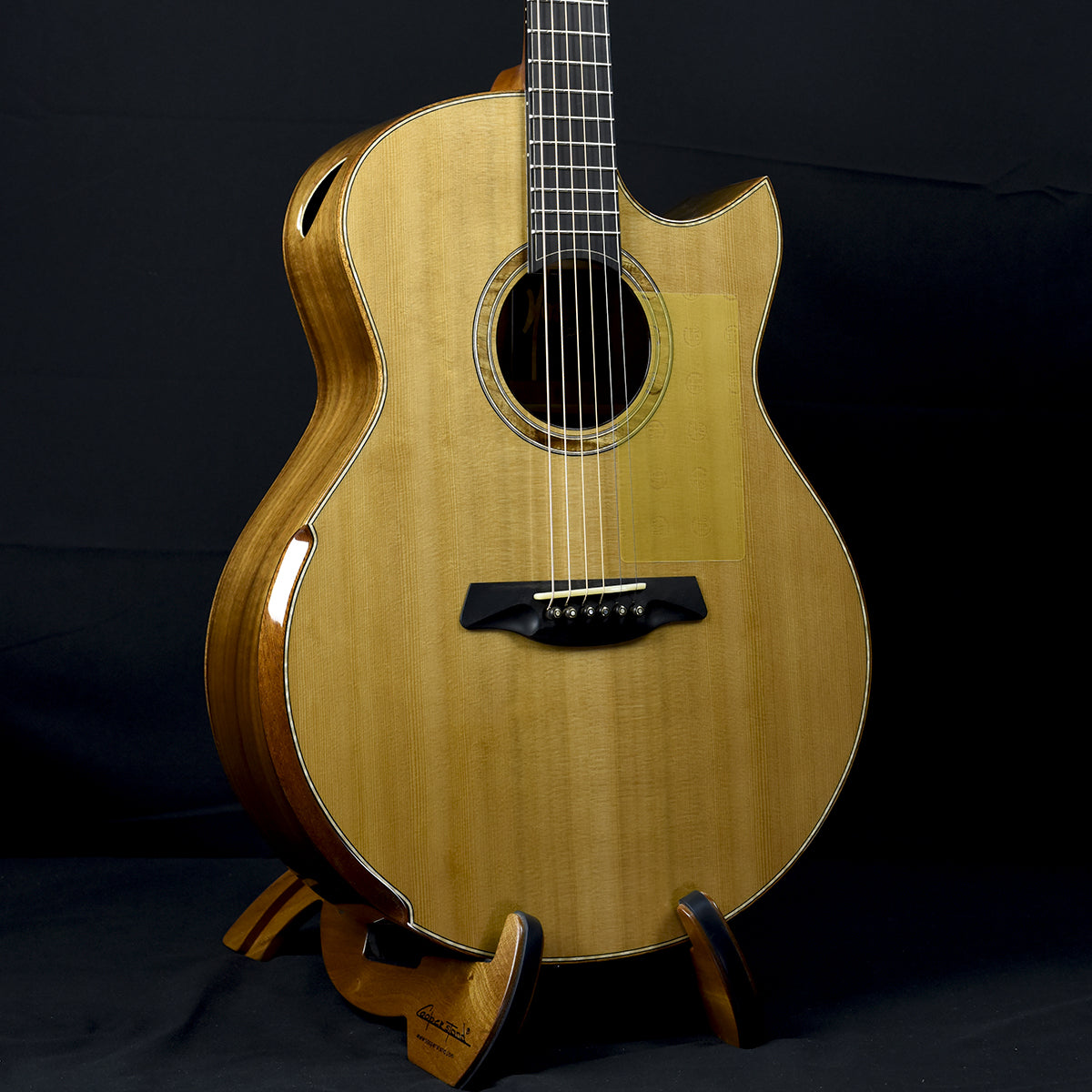Hozen Guitars Black Label | SJ Torrified Red Cedar Pacific Koa